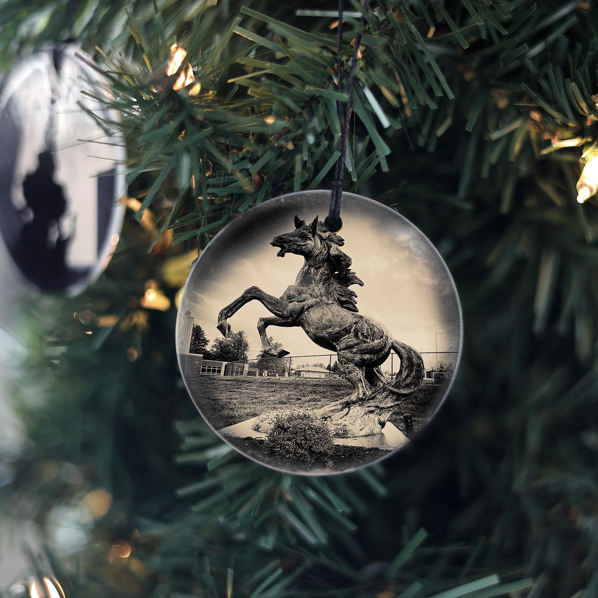 Mustang Statue – Cityscape Tiles